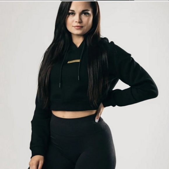 Alphalete | Tops | Alphalete Logo Crop Hoodie Black Gold Size Medium ...